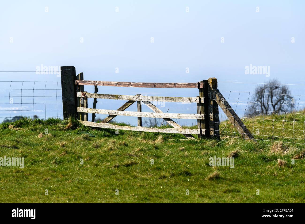 Old wooden gate in the English Countryside Stock Photo - Alamy