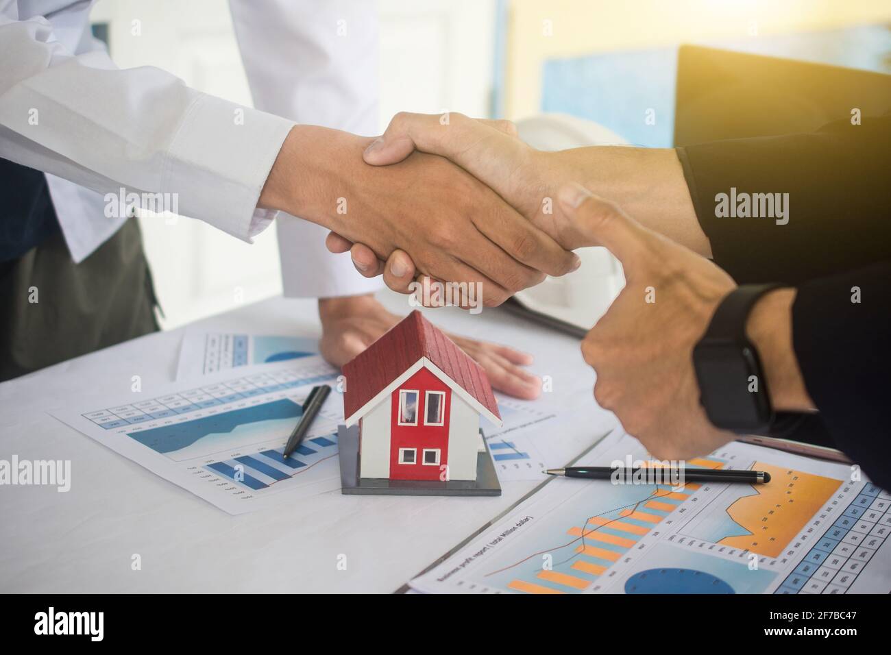 House sale agreement handshake hi-res stock photography and images - Alamy