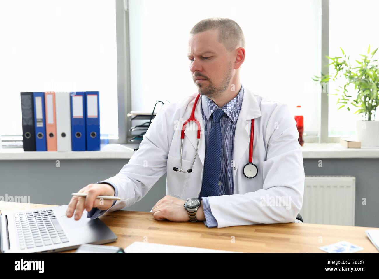 Doctor cardiologist working in hi-res stock photography and images - Alamy