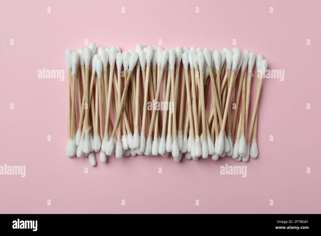 Cotton swabs on pink background, top view Stock Photo - Alamy
