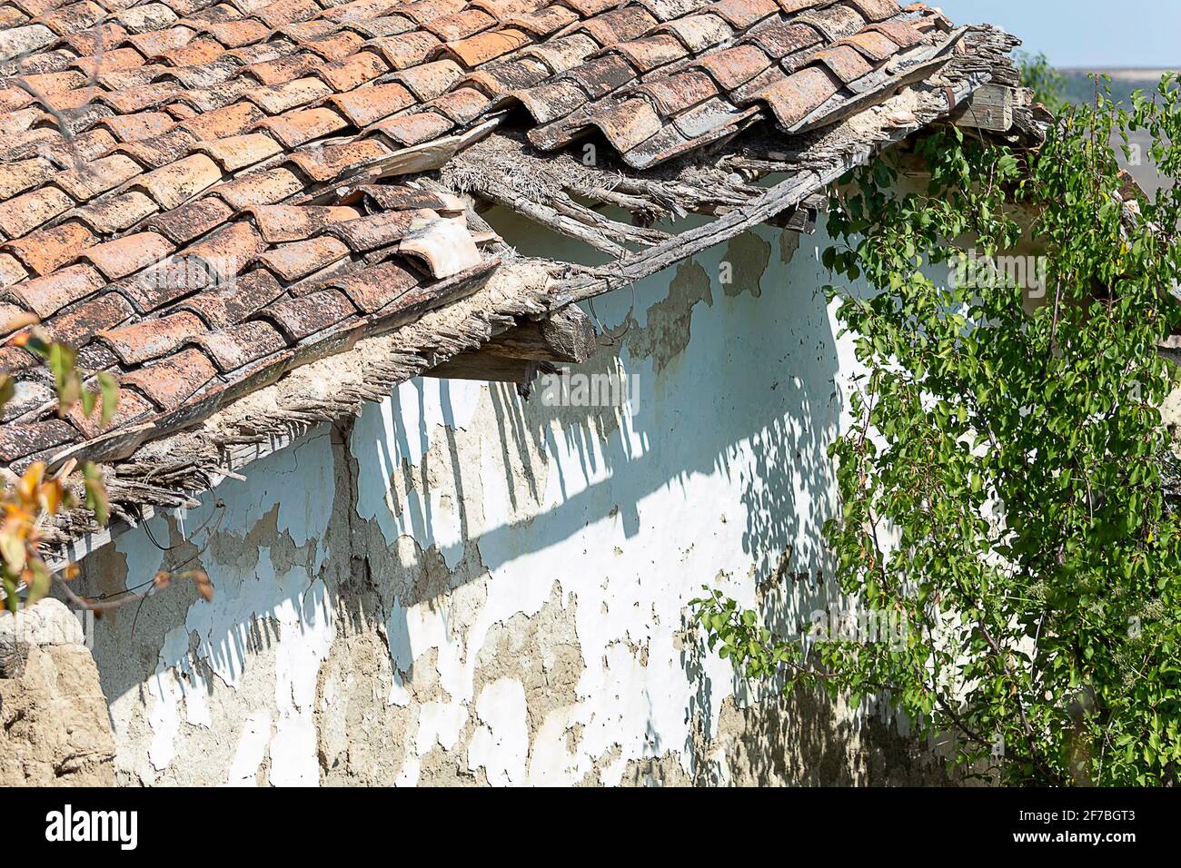Broken terracotta tiles hi-res stock photography and images - Alamy