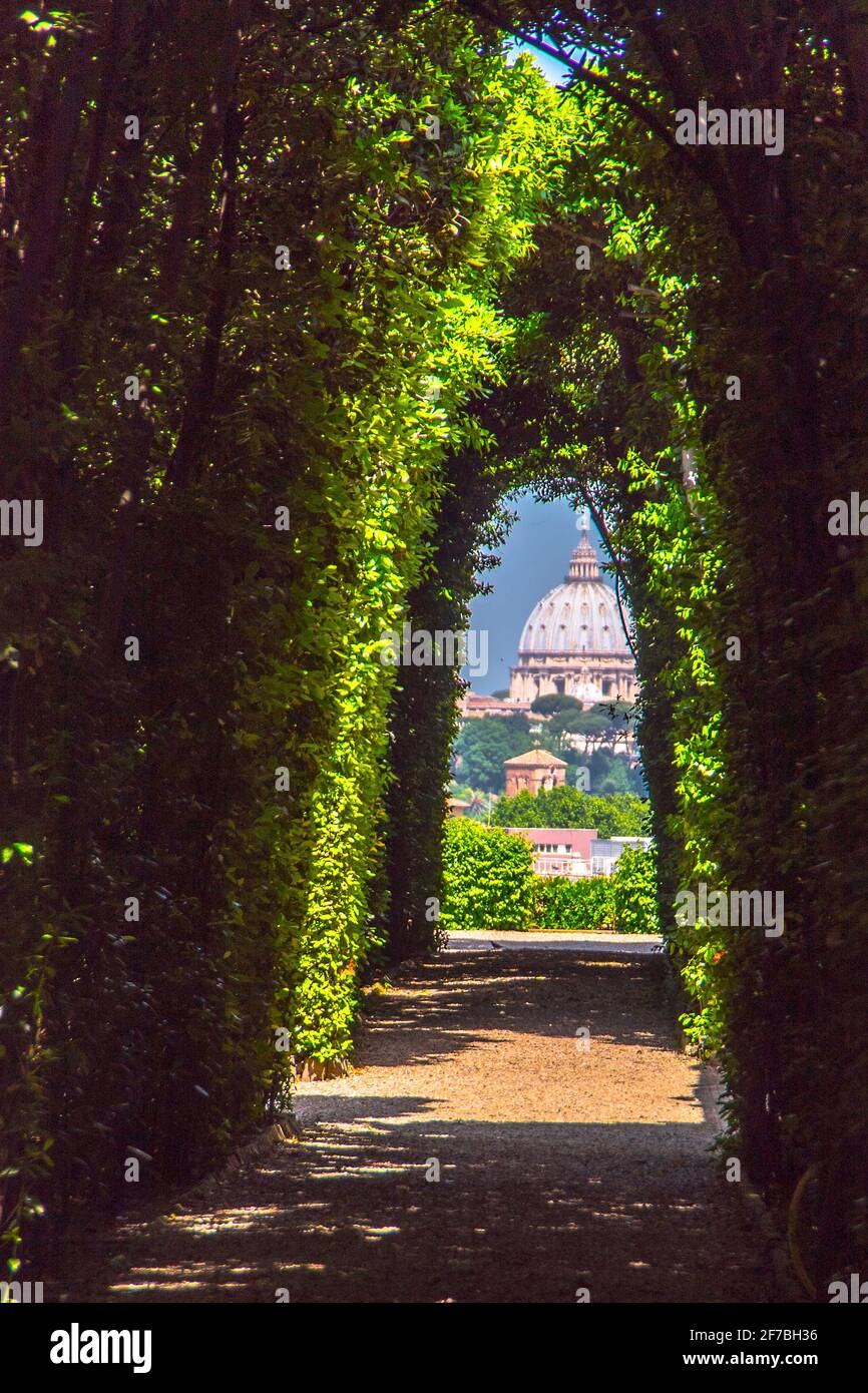 Keyhole garden hi-res stock photography and images - Alamy