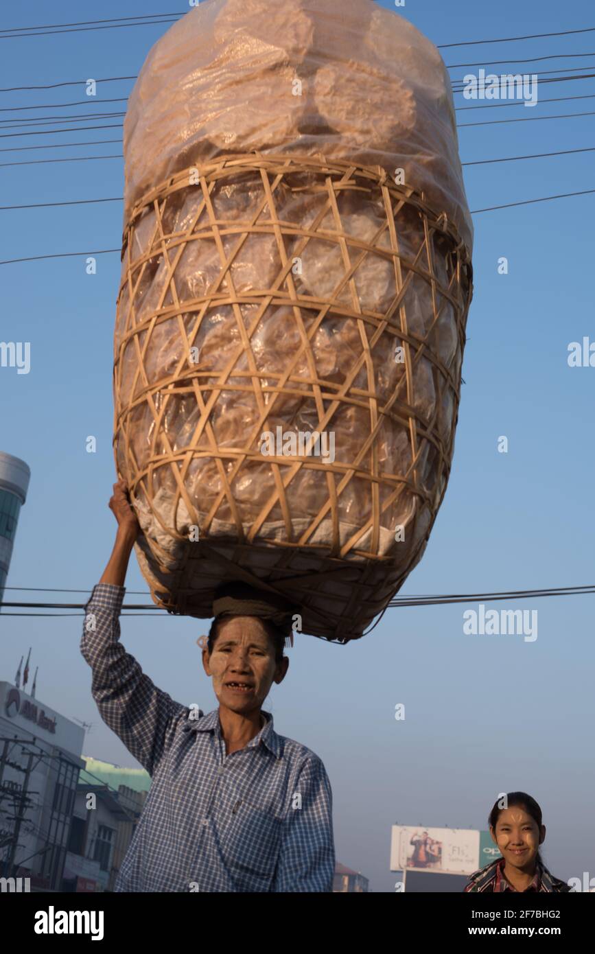 Asian woman carrying things on head hi-res stock photography and images ...