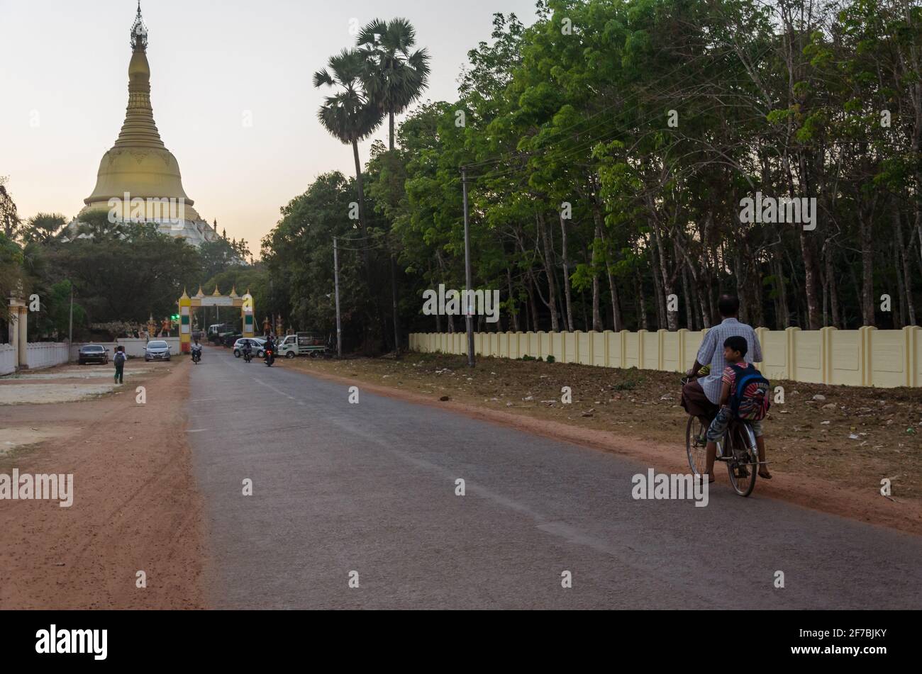 A view of the Mahazedi Pagoda in Bago, Myanmar Stock Photo - Alamy