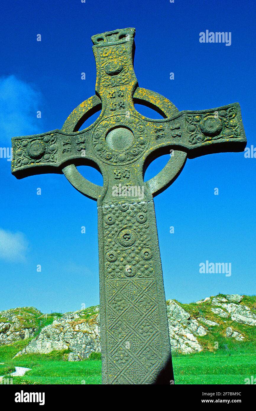 celtic cross on the island Iona, United Kingdom, Scotland, Iona Stock ...