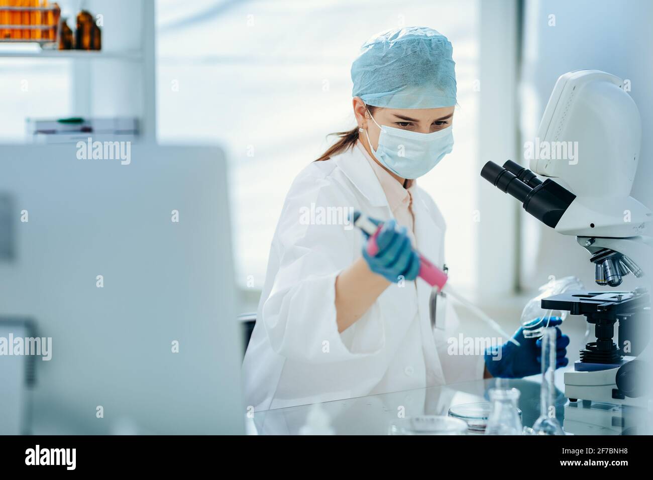 Female lab research hi-res stock photography and images - Alamy