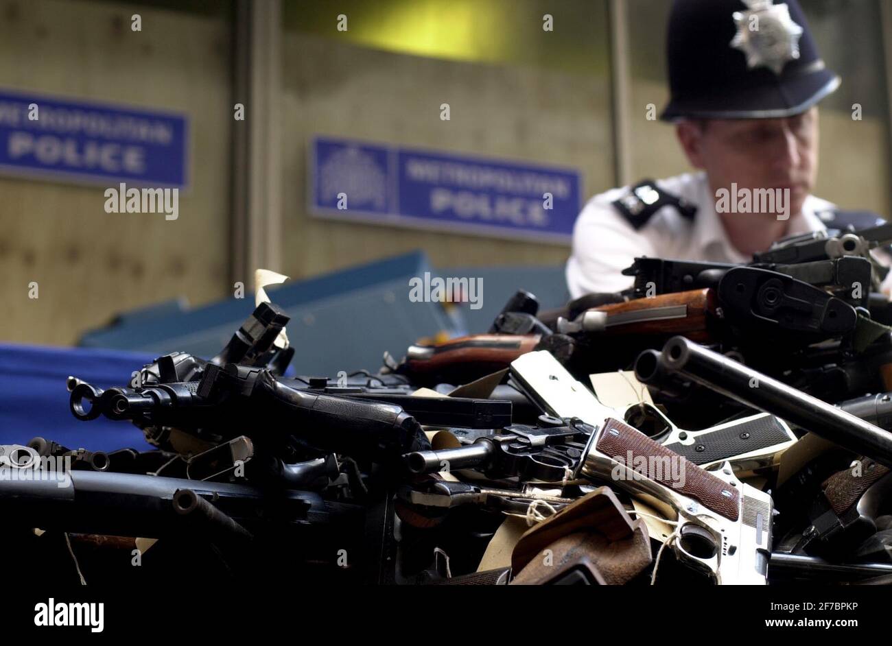 Met police firearms officer hi-res stock photography and images - Alamy