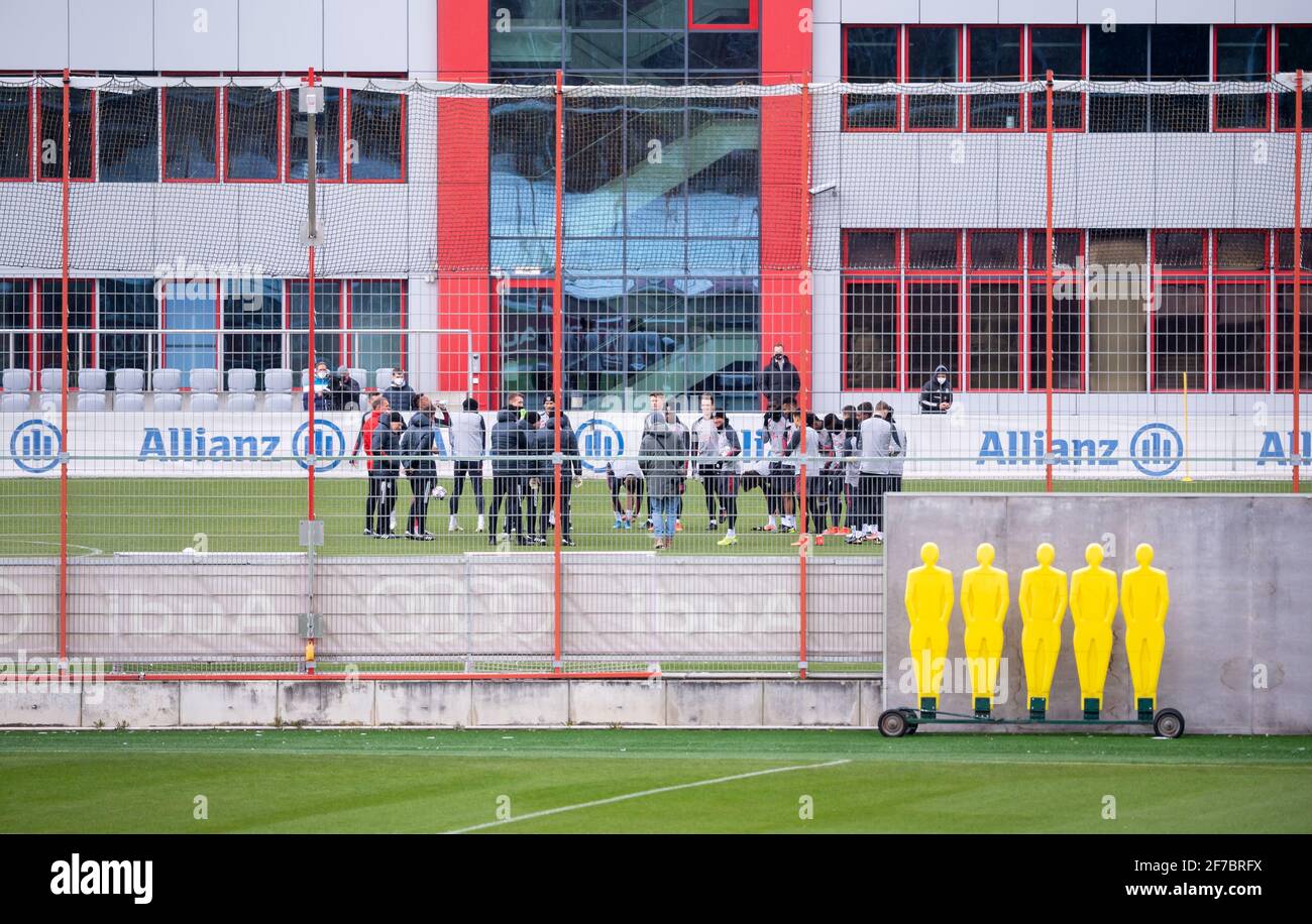 Munich, Germany. 06th Apr, 2021. Football: Champions League, before the ...
