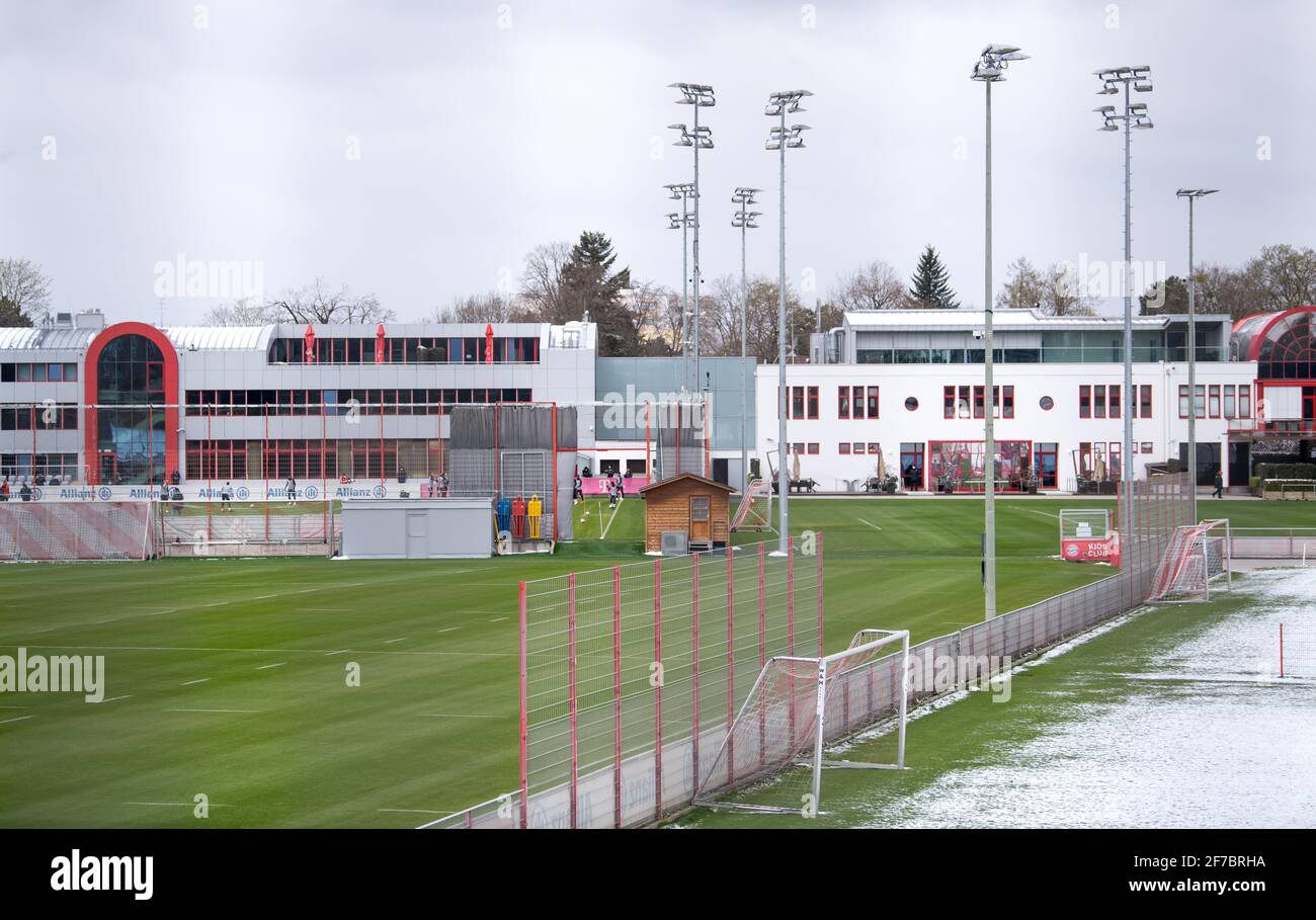 Munich, Germany. 06th Apr, 2021. Football: Champions League, before the ...