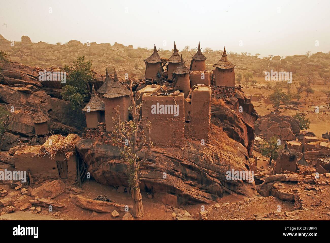 Village troglodyte dogon hi-res stock photography and images - Alamy