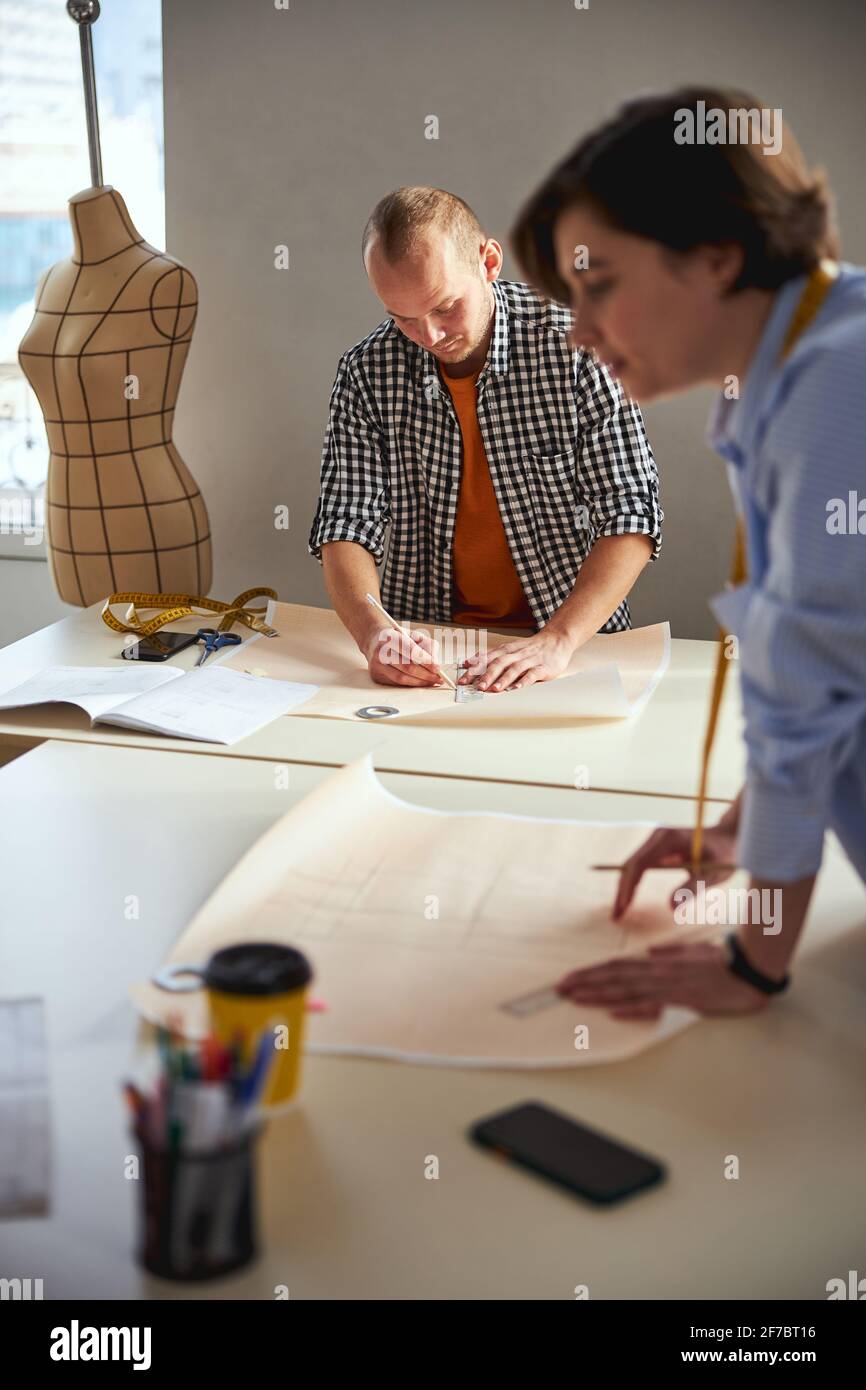 Concentrated man drawing a line on paper Stock Photo - Alamy