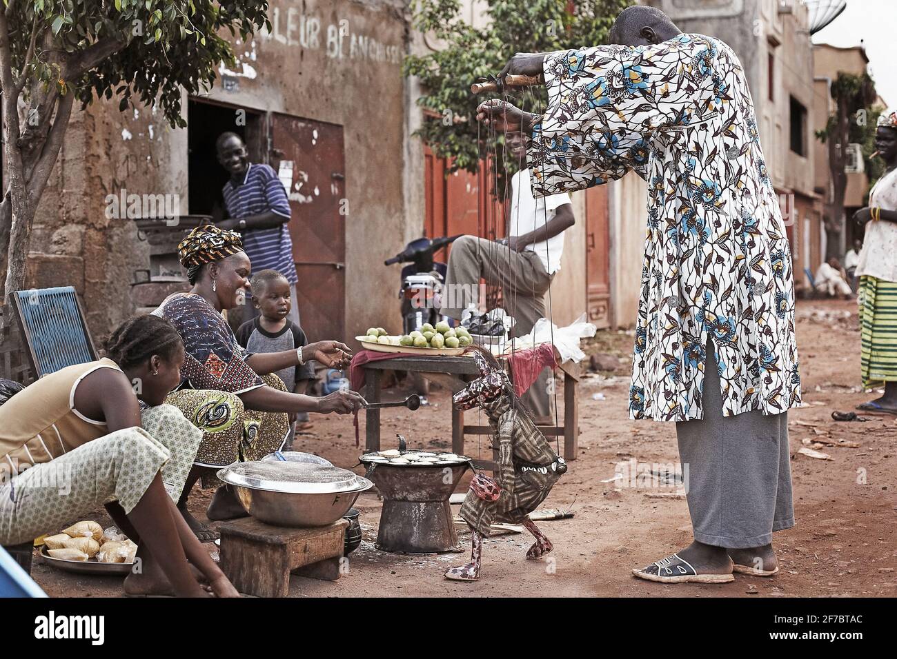 The African puppeteer Yaya Coulibaly during a performance .Mali's ...