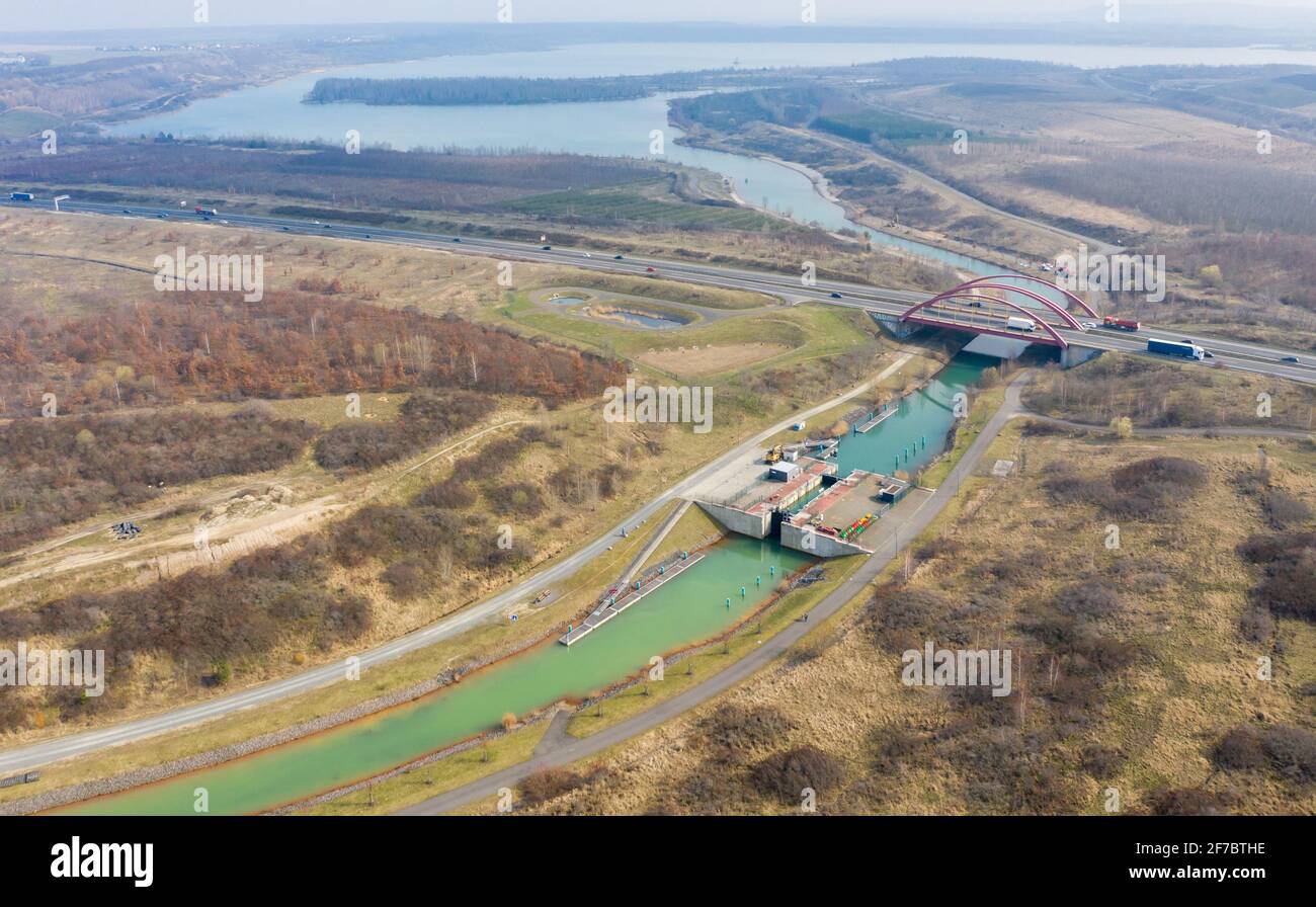 26 March 2021, Saxony, Markkleeberg: The lock between Lake Markkleeberg ...