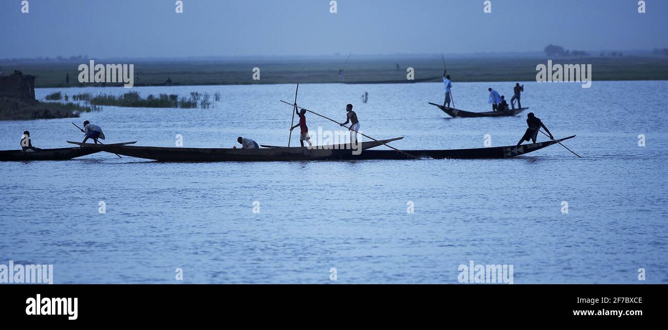 Bozo Fishermans on their pirogue in Mali, West Africa. Bozo are one of ...