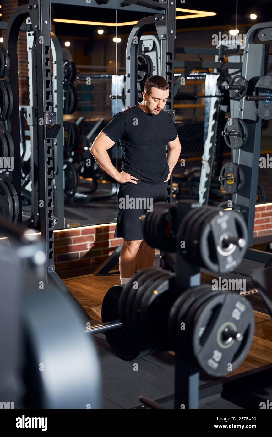 Hard-working guy catching a break between exercises at the gym Stock ...