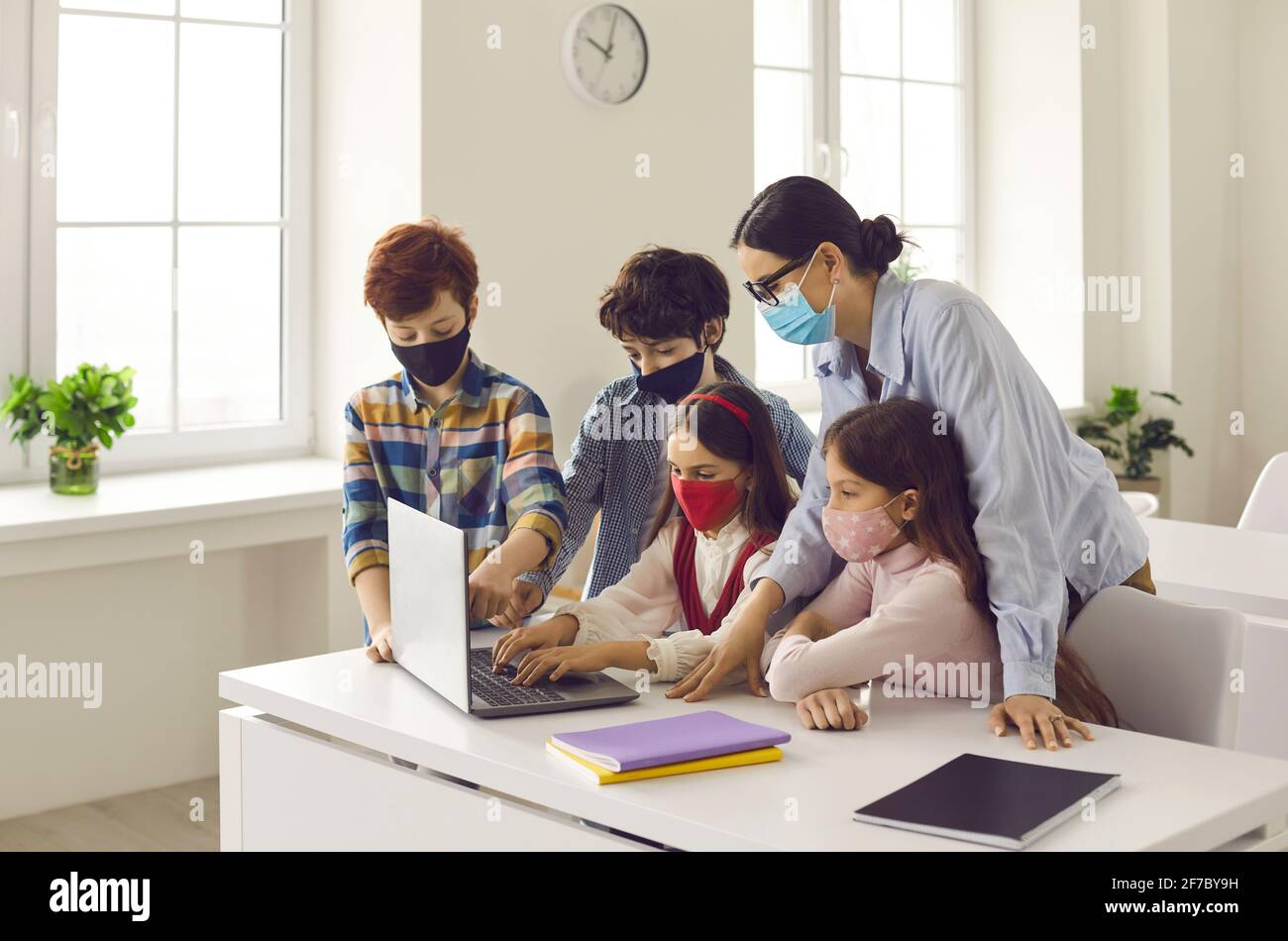 Children using computer school hi-res stock photography and images - Alamy