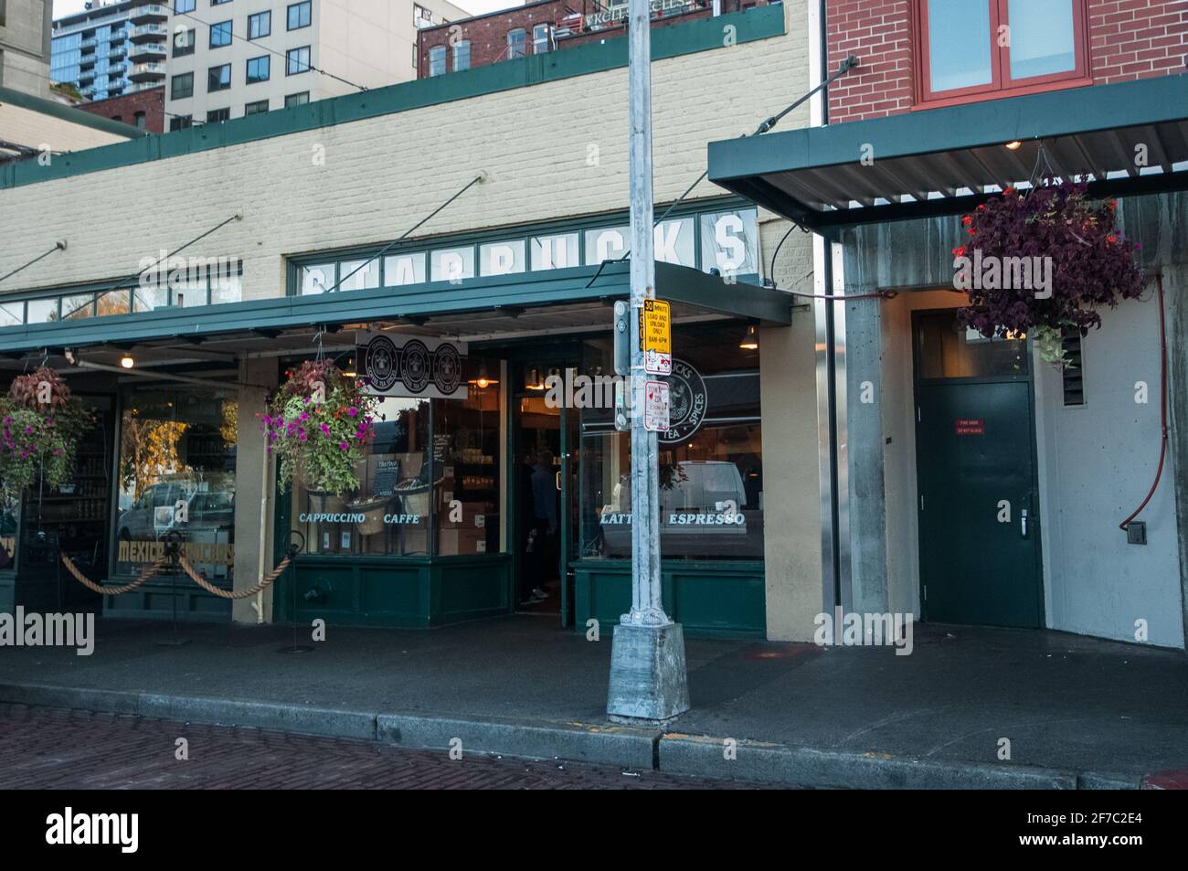 The original starbucks store hi-res stock photography and images - Alamy