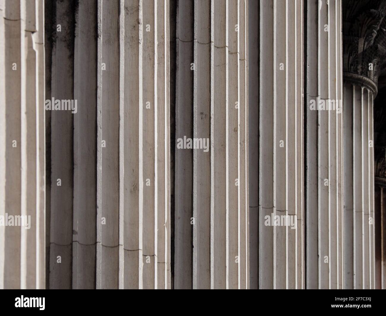 Fluted neo classical columns hi-res stock photography and images - Alamy