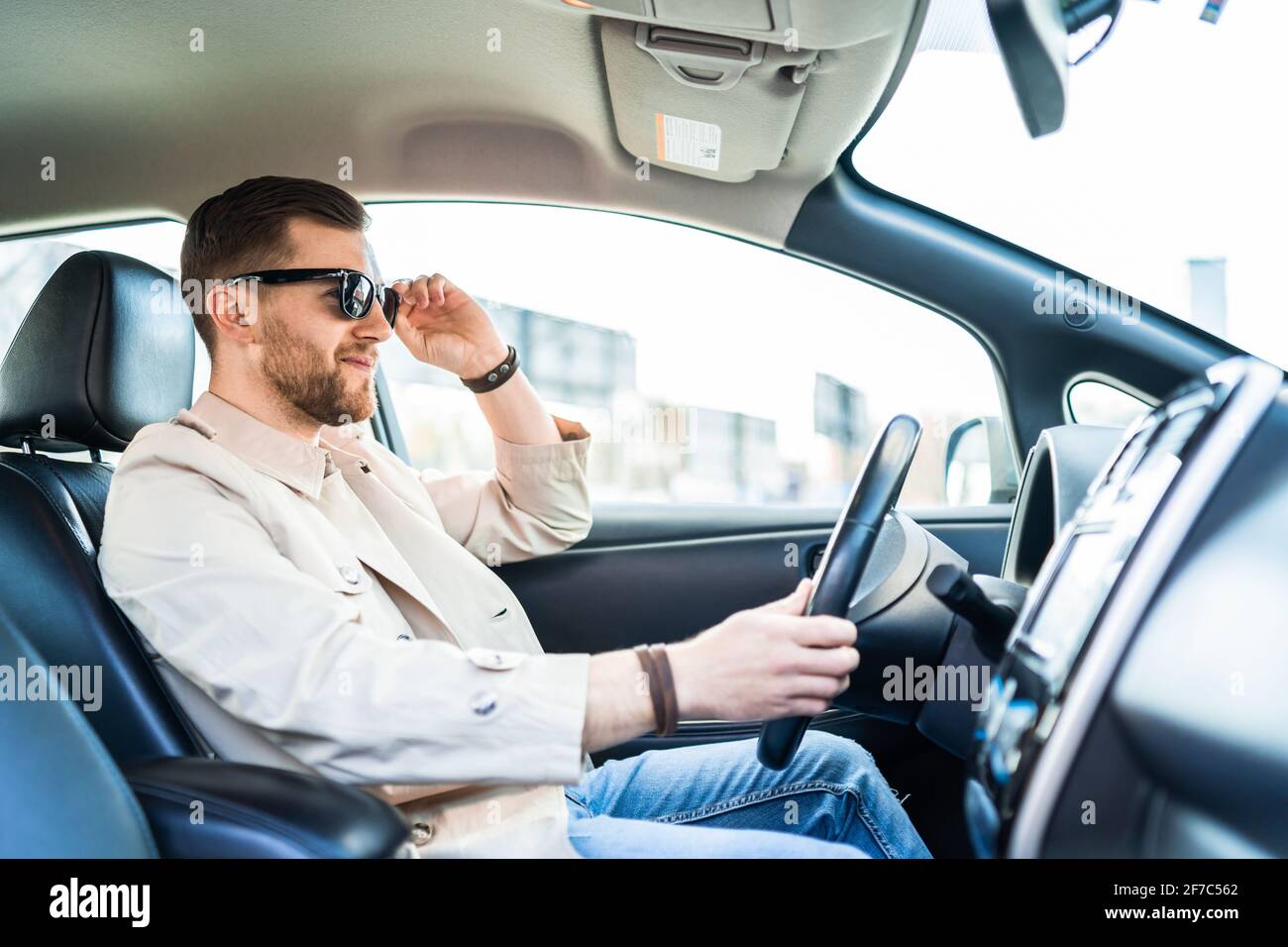 Stylish man in sunglasses hi-res stock photography and images - Alamy