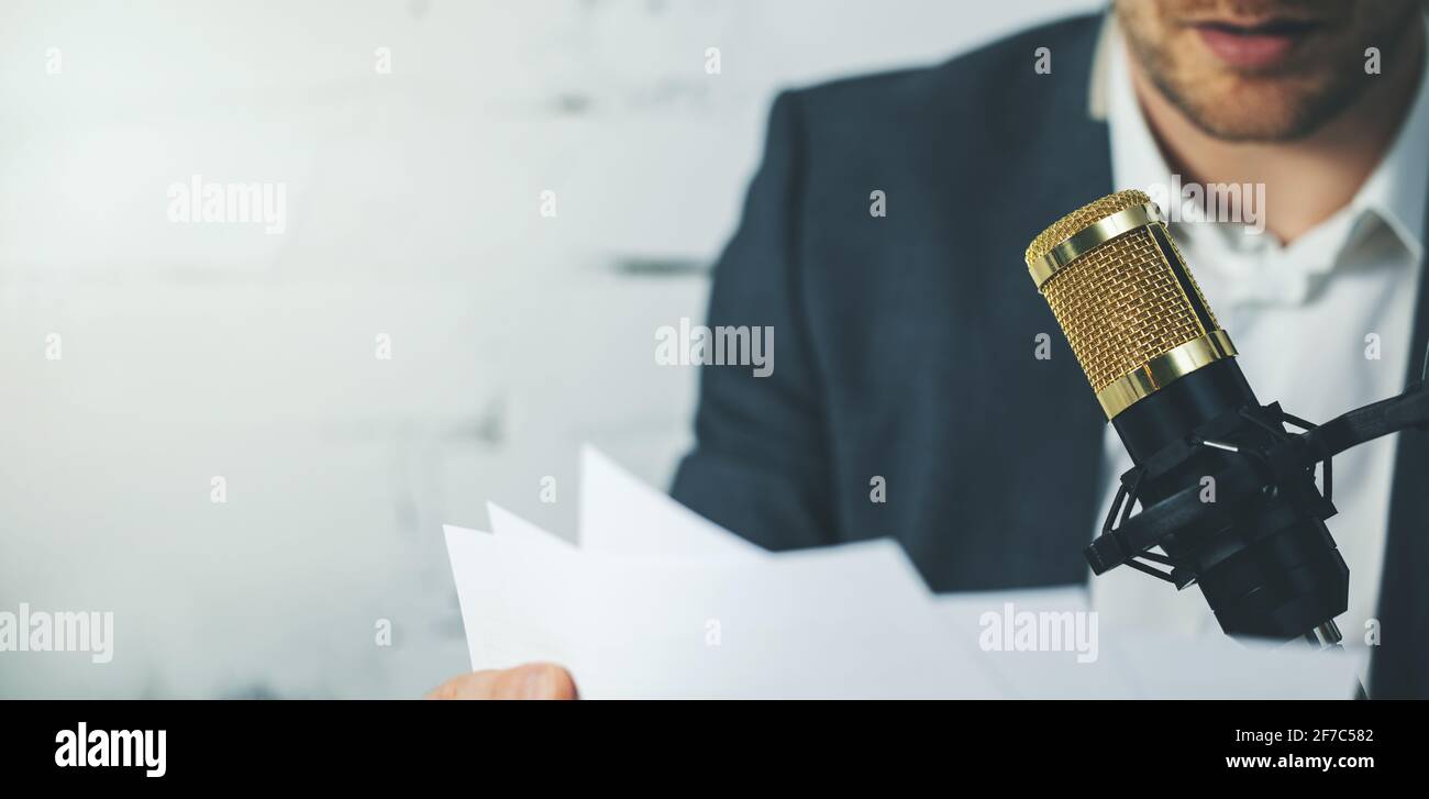 Talk show host microphone hi-res stock photography and images - Alamy