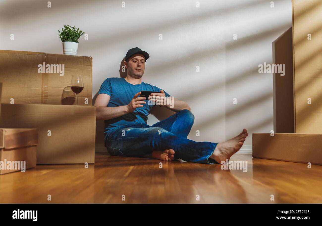 Tired delivery man box hi-res stock photography and images - Alamy