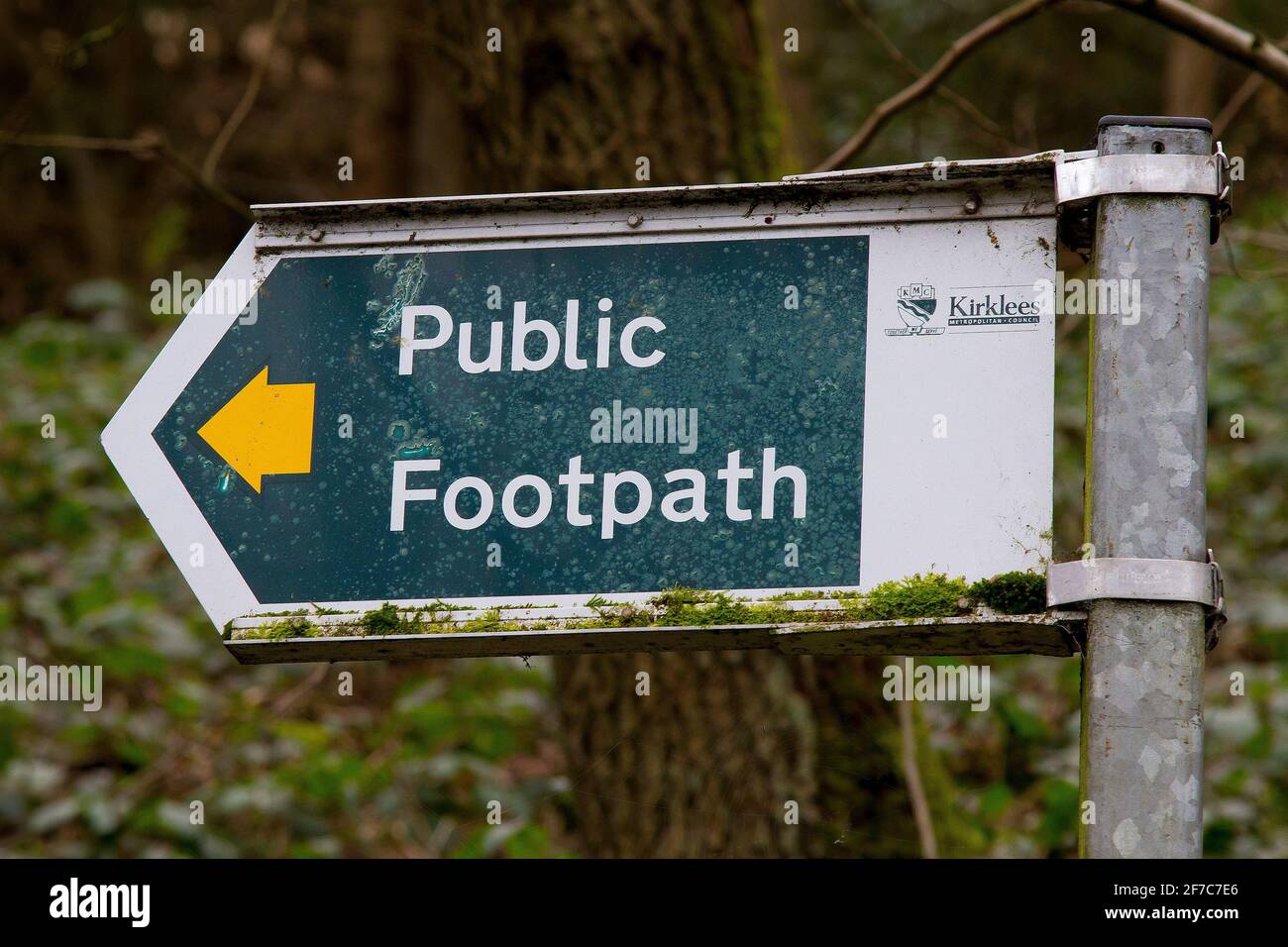 Public footpath sign post yellow hi-res stock photography and images ...