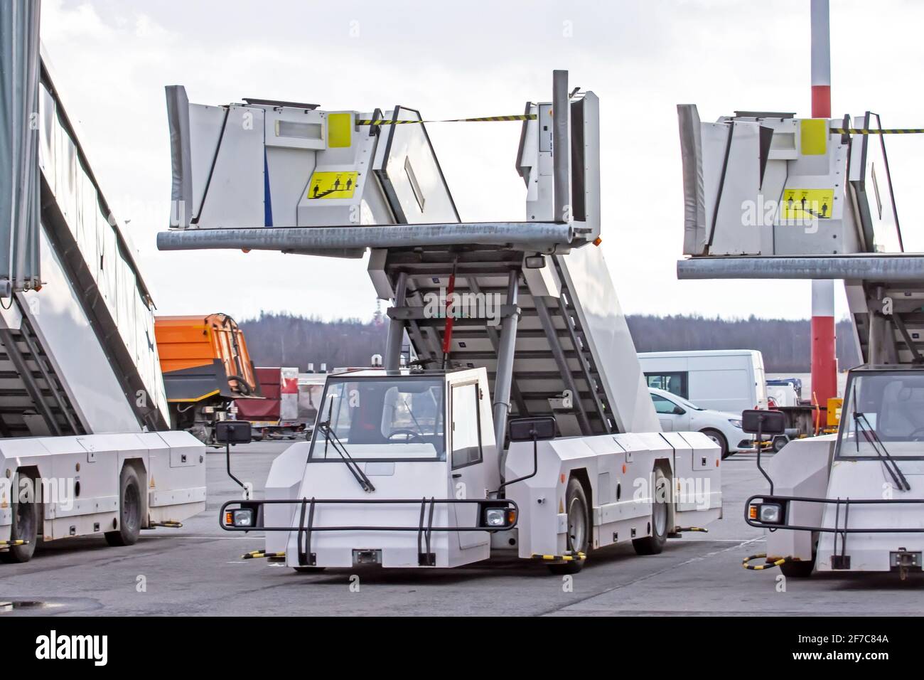 Mobile ladders for boarding and disembarking passengers on airplanes ...
