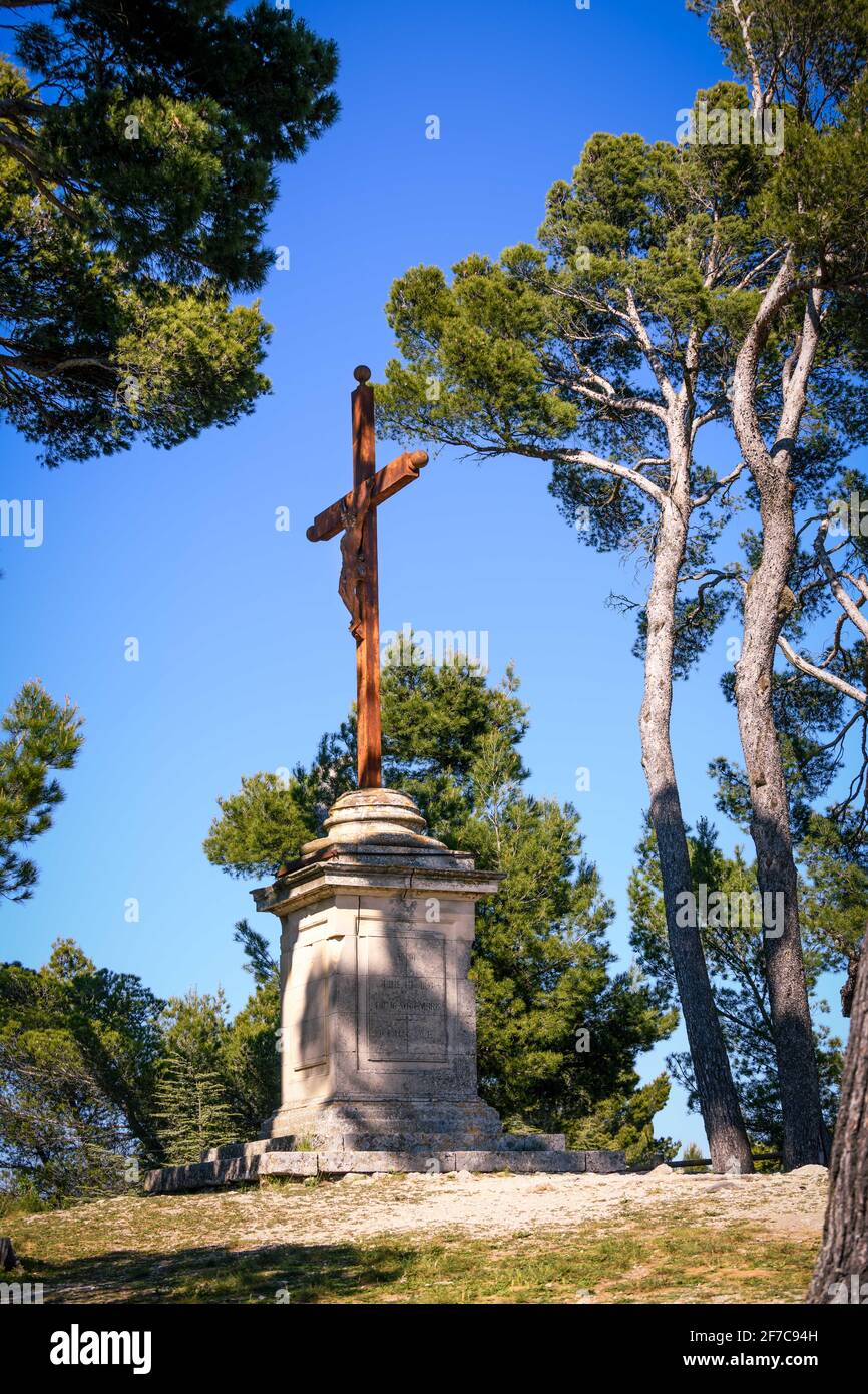 Old Cross near to ancient church on hill in Bonnieux , Provence, France ...