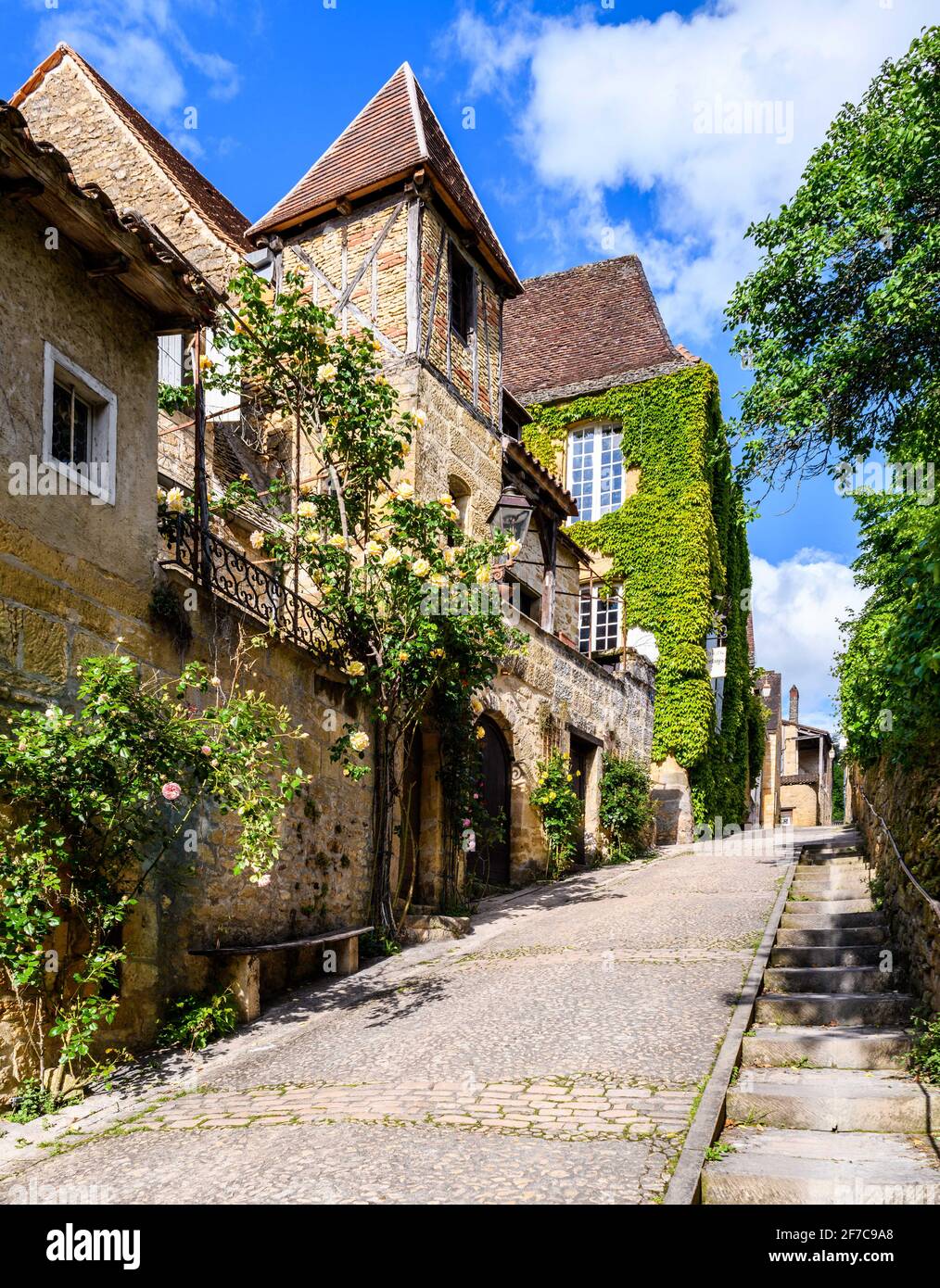 Steep street in medieval town of Sarlat Stock Photo - Alamy