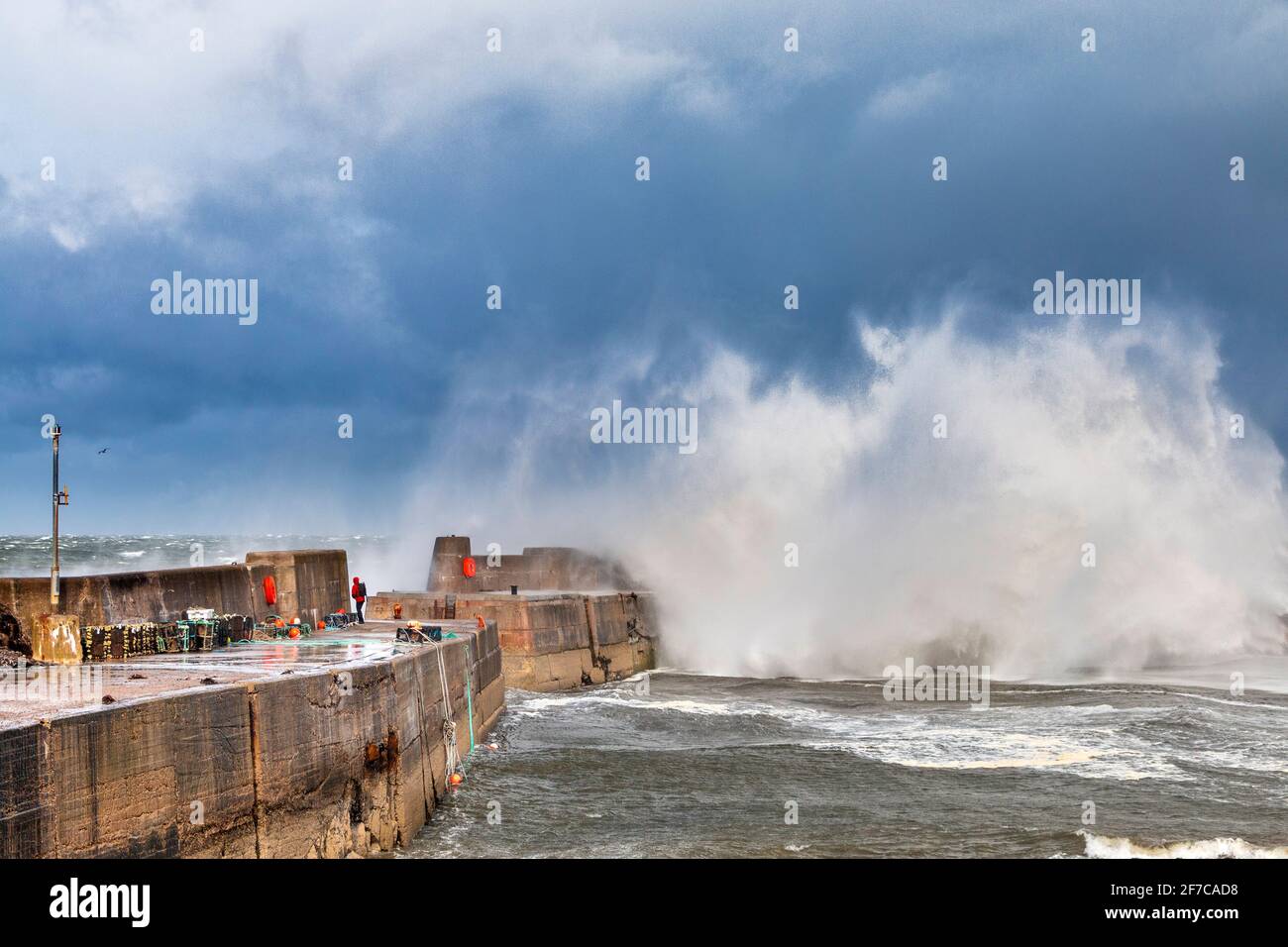 Massive waves hi-res stock photography and images - Alamy