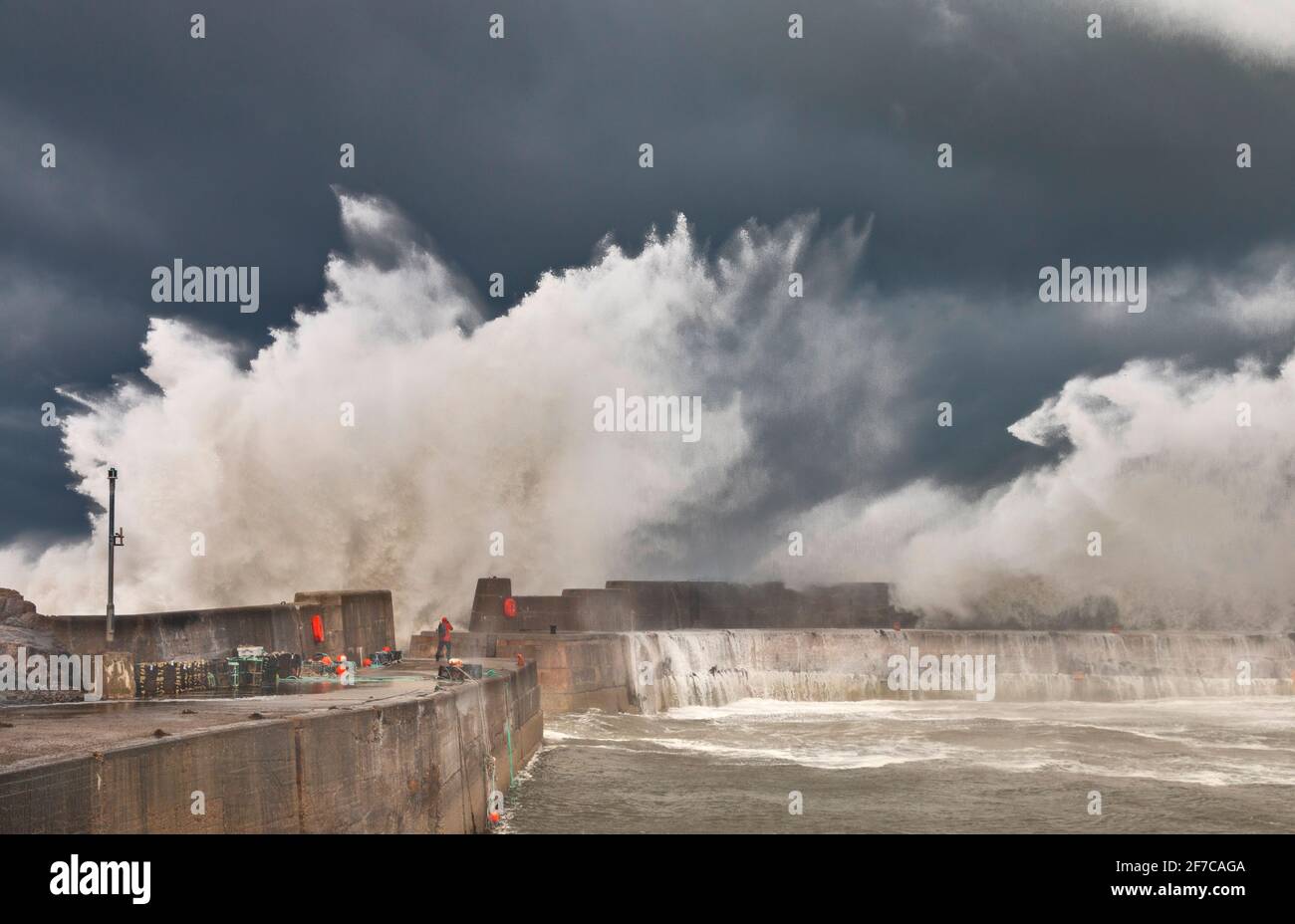 Massive waves hi-res stock photography and images - Alamy