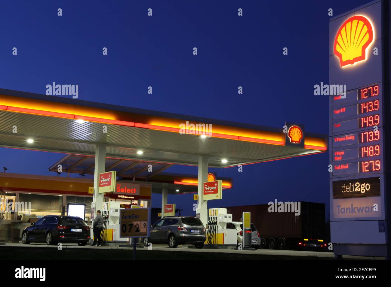 Shell filling hi-res stock photography and images - Alamy