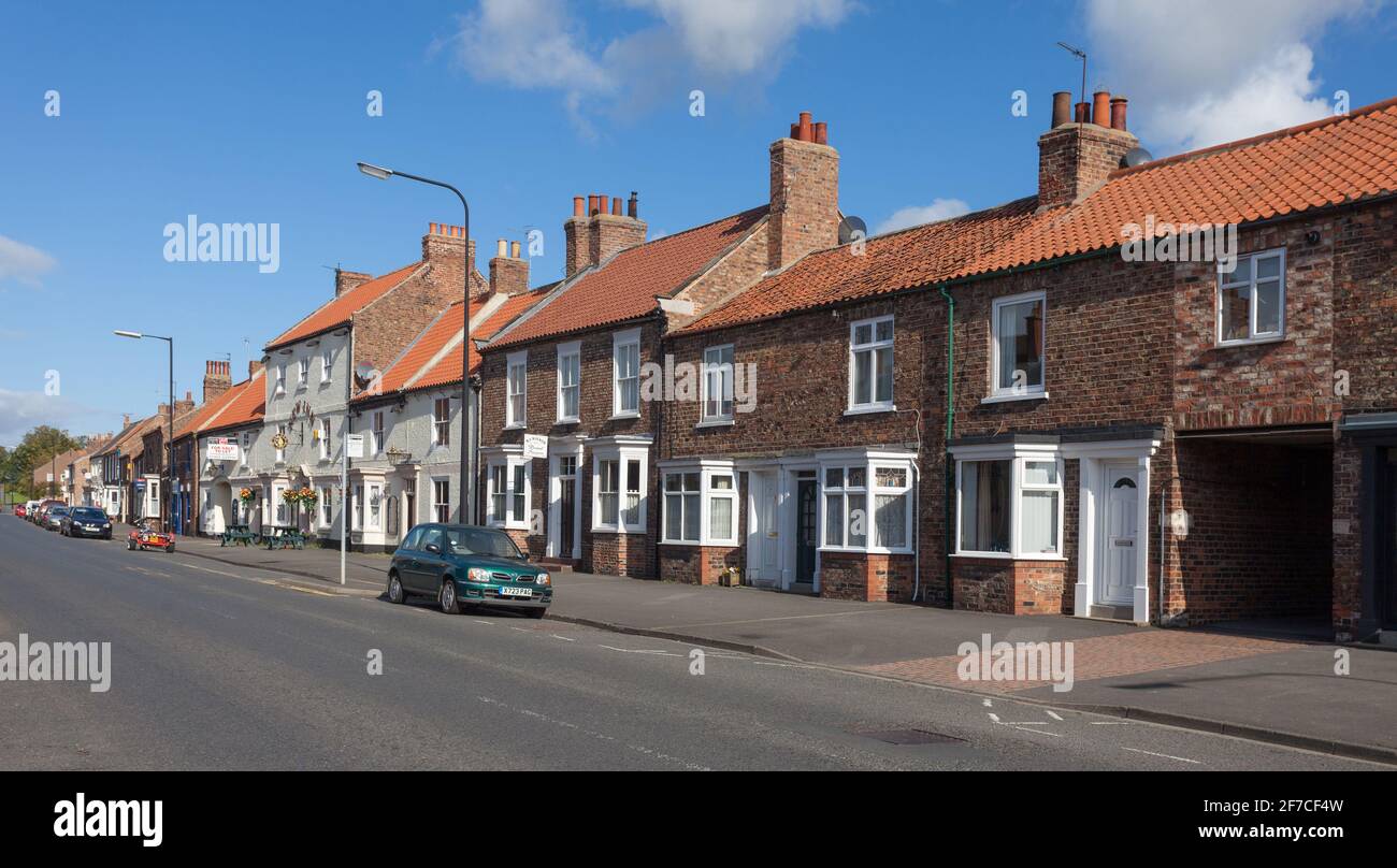 Terraced housing with shops hi-res stock photography and images - Alamy