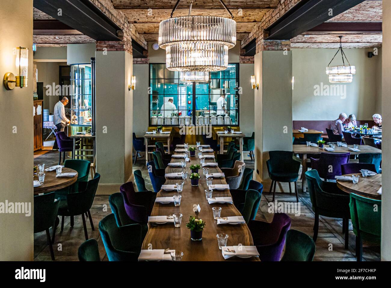 In the middle of the restaurant there is a "Table Commune" with 20 ...