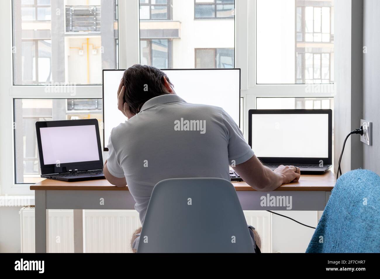 Back of head and computer hi-res stock photography and images - Alamy