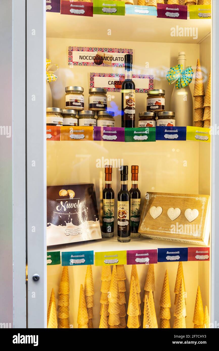 Liquor store display window hi-res stock photography and images - Alamy