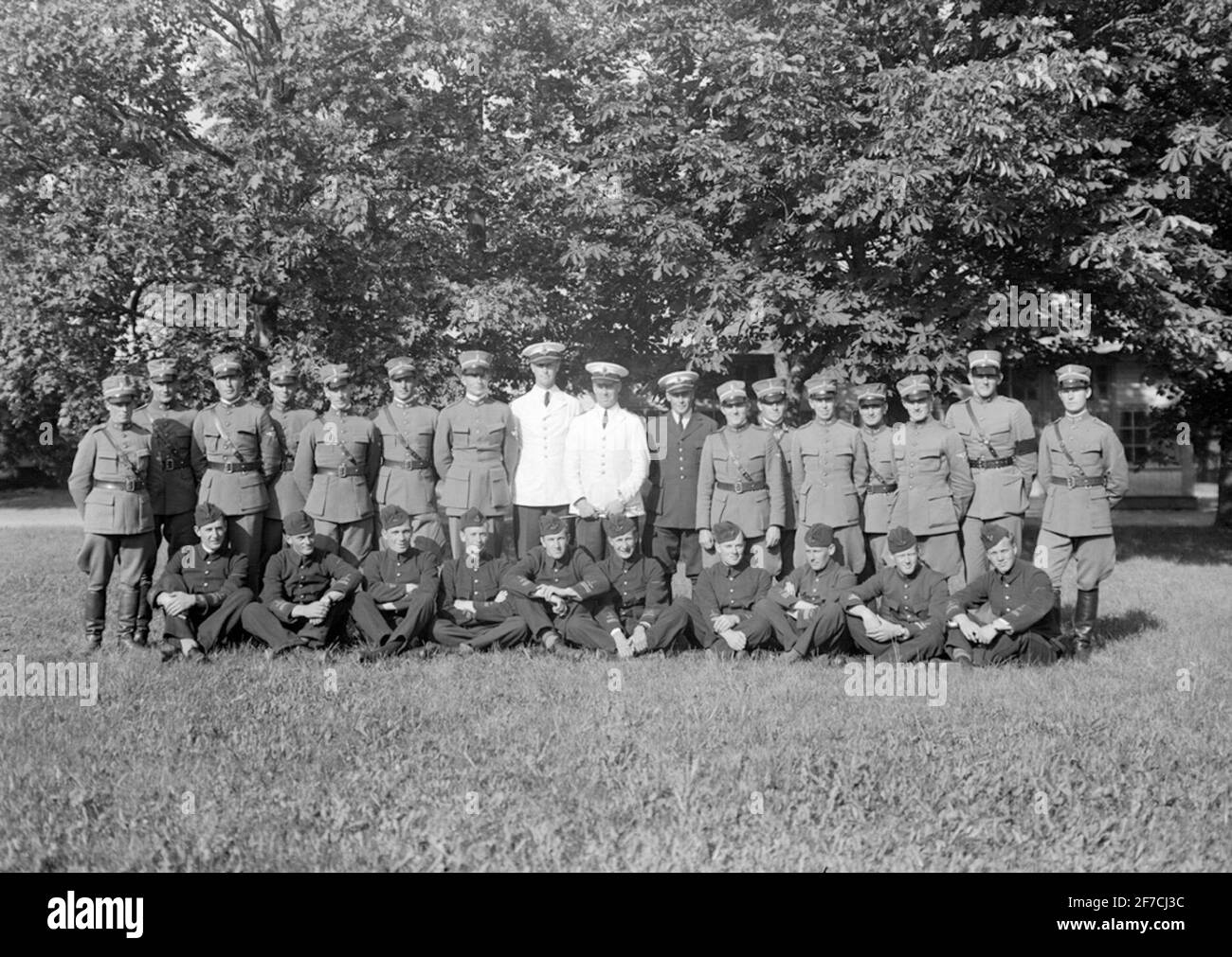 Group portrait, army spanning course Group portrait. Participants in ...