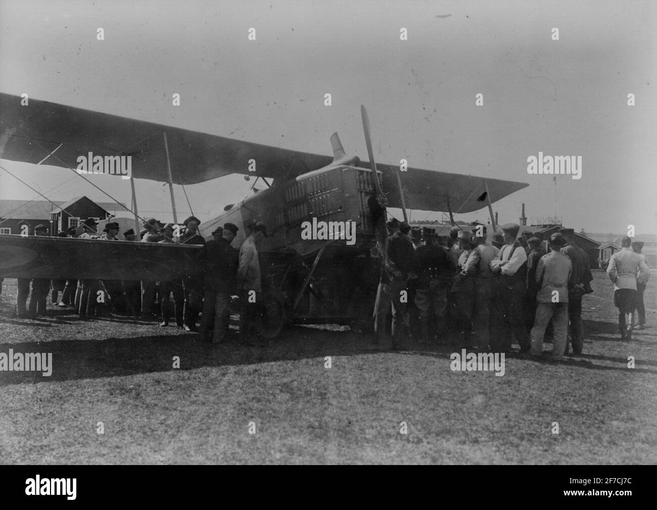 Bréguet XIV at the stopover at Malmen, 1919 . People collection at a ...