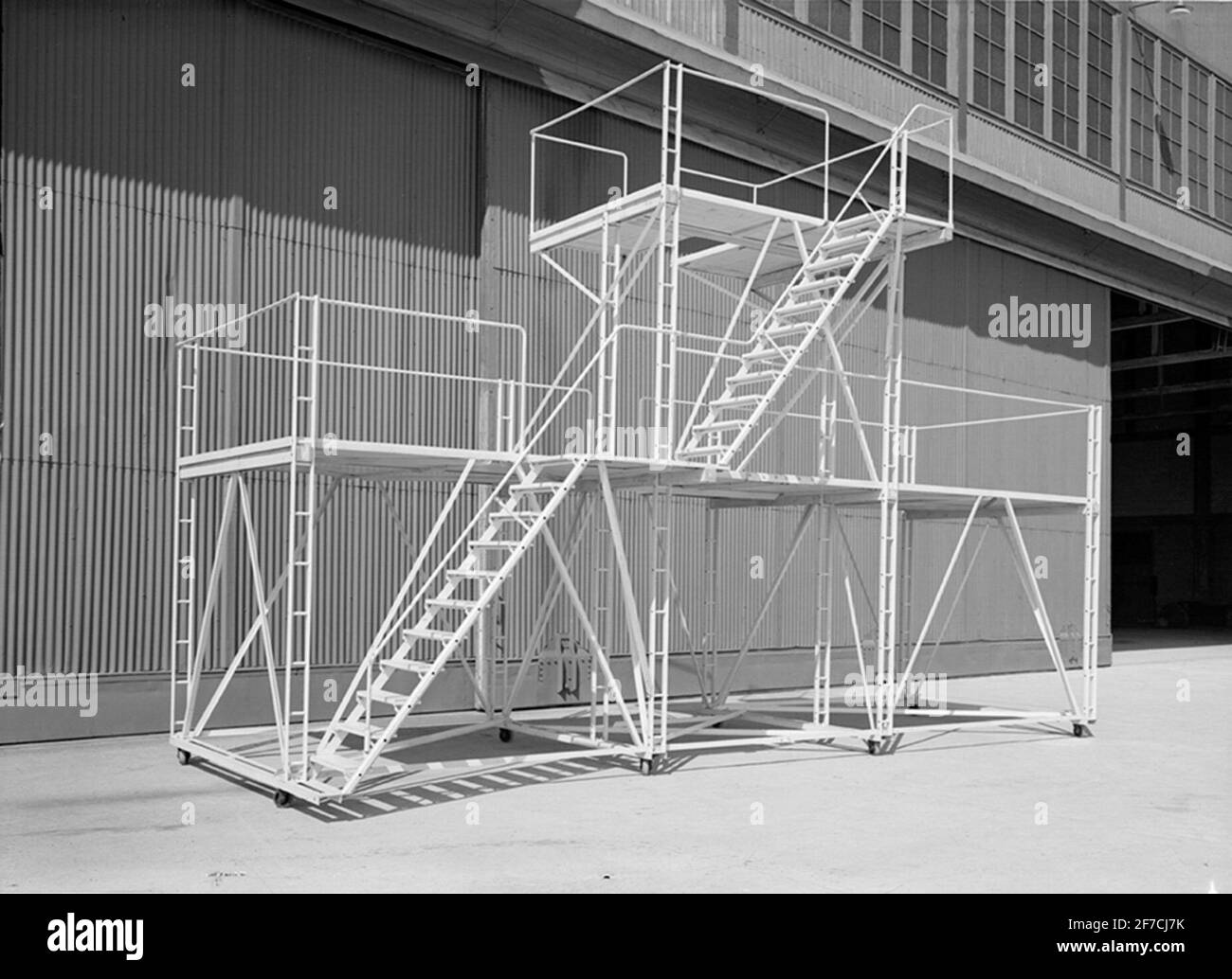 Aircraft work platform hi-res stock photography and images - Alamy