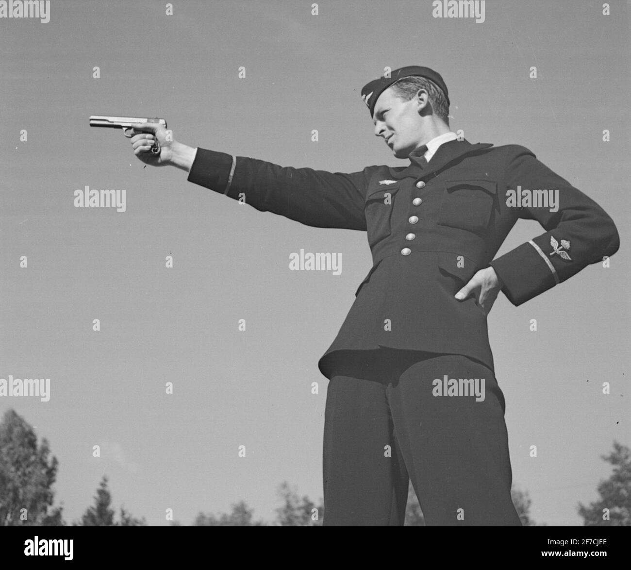 Pistol shooting on Märsgarn, 1937 A man from the Air Force is ...