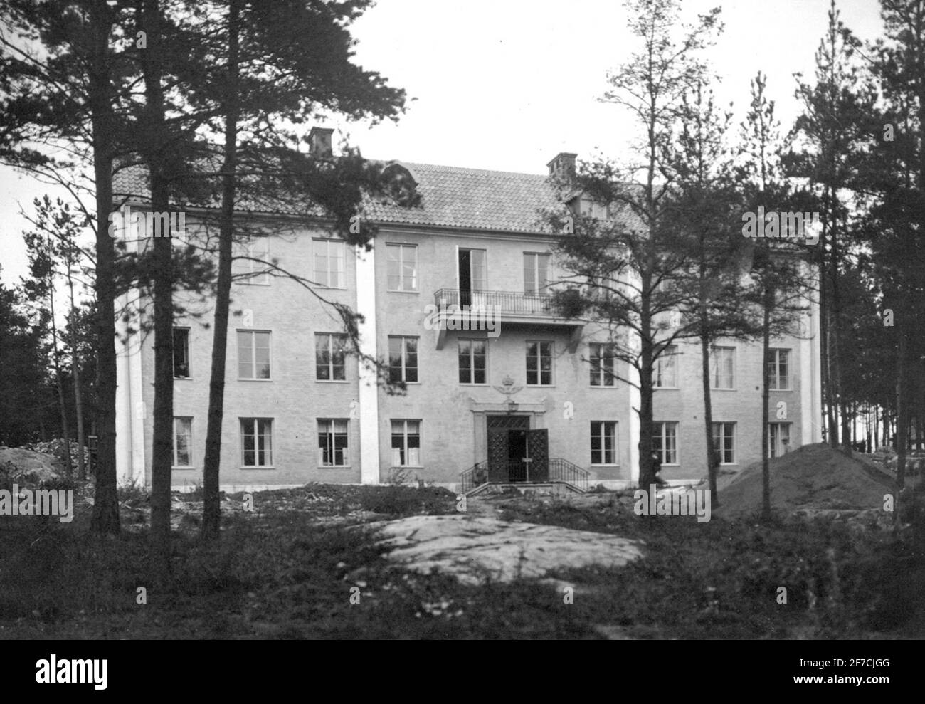 Back of channel building on F 2, 1932. Back of channel building on F 2 ...
