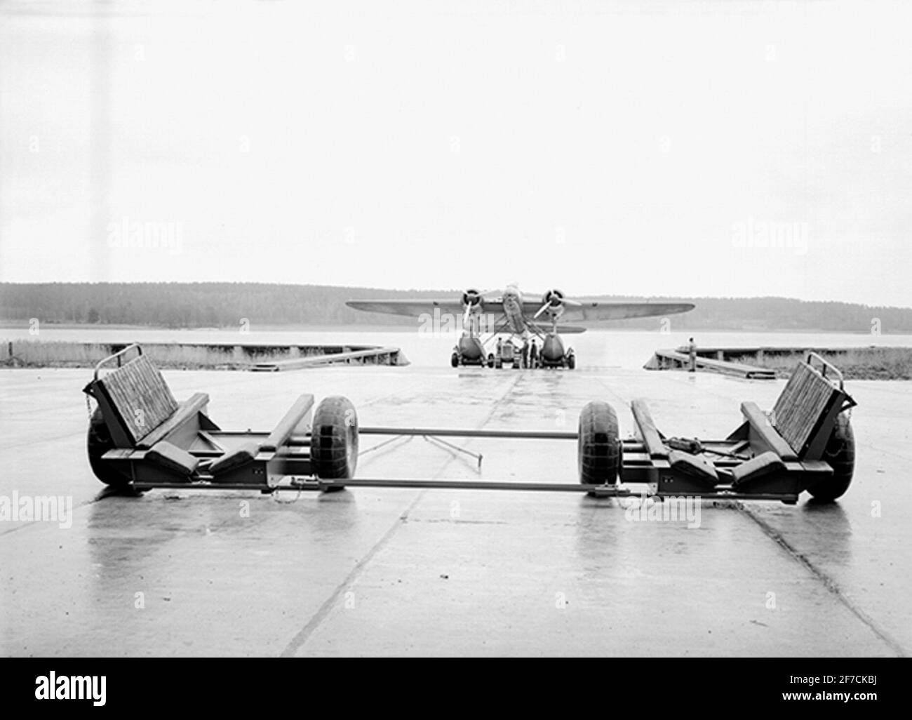 Carriage to aircraft T 2 At the grind on F 2, 1939 trolley to aircraft ...