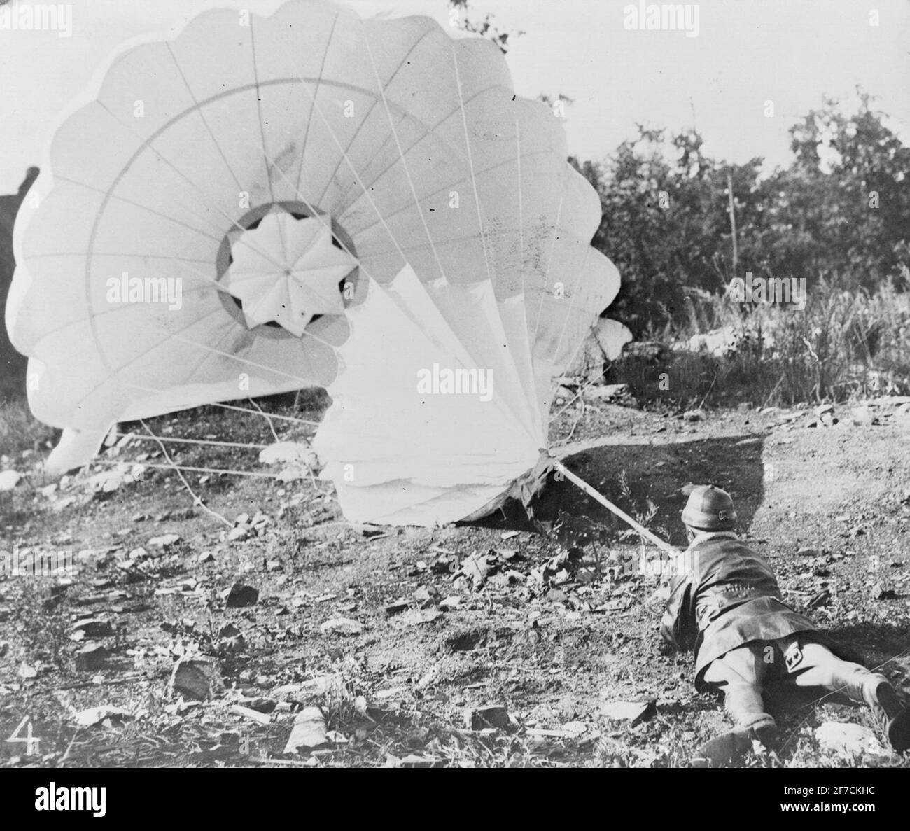 Parachute testing on the ore, about 1920 motif: A parachute is tested ...