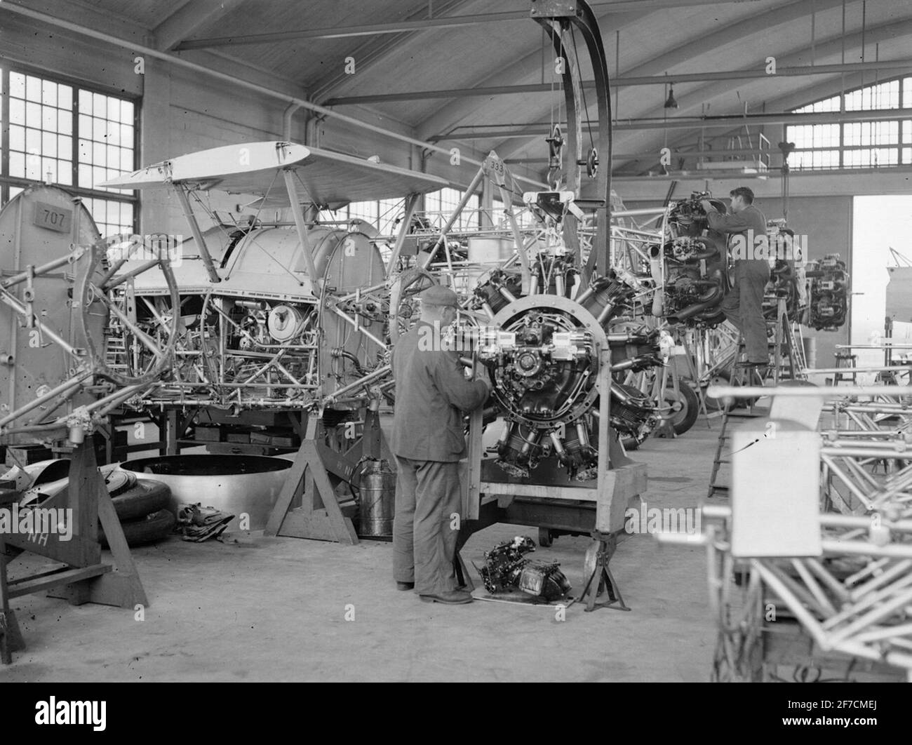 Work with mounting engines on airplane . Work with mounting engines on ...