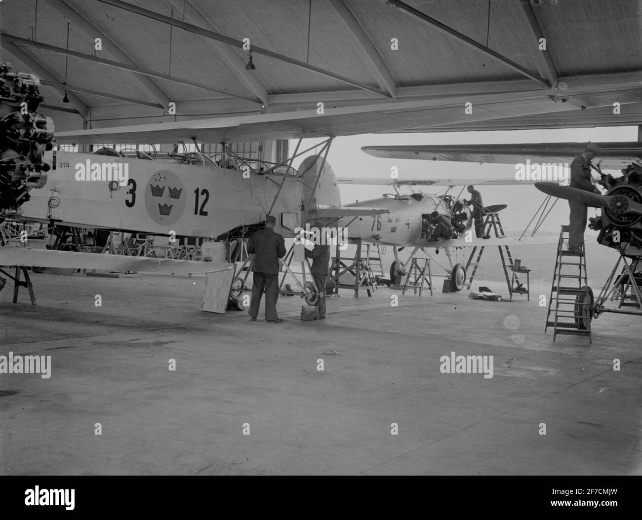 Mounting / maintenance of aircraft S 6 and B 4 on CVM motif: Mounting ...