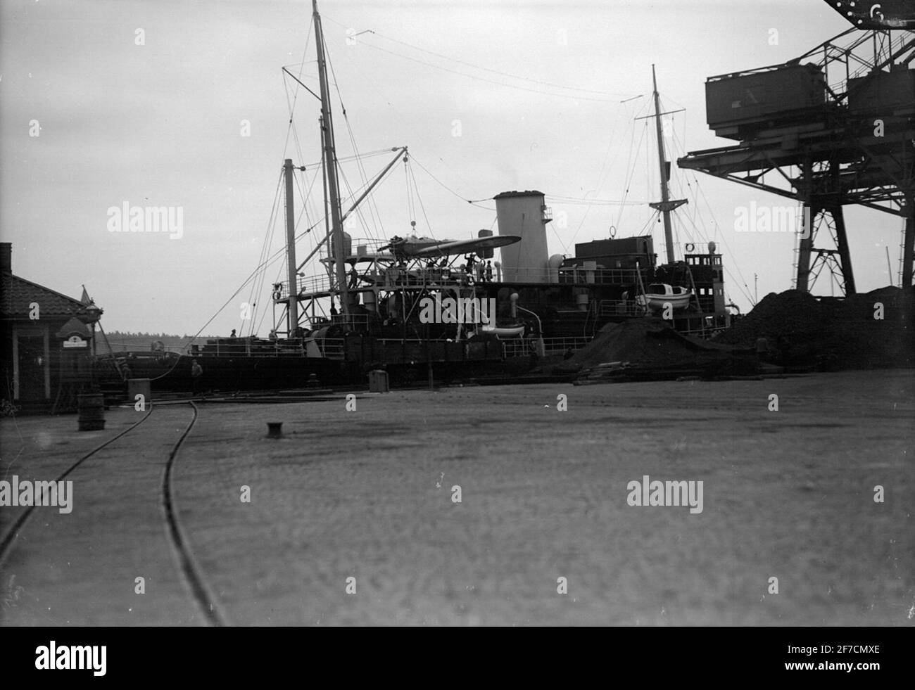 Aircraft S 5 is lifted to ship tires, 1933 aircraft S 5 is lifted with ...