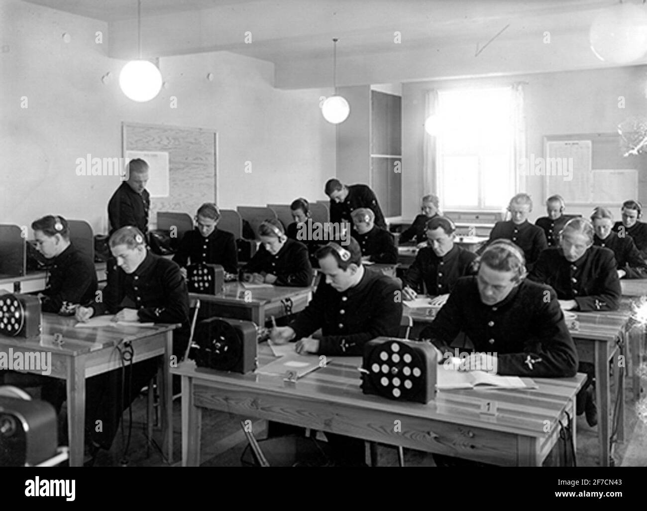 Radio lesson in lesson selection on F 2, 1944 Radiol lesson in lesson ...