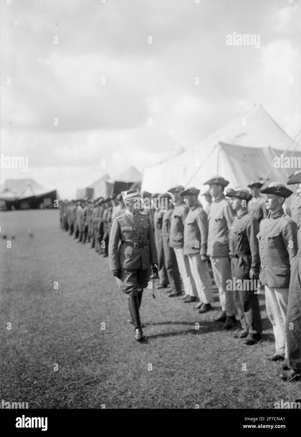 Inspection in Rinkaby General Karl Amundson inspects the flight station ...