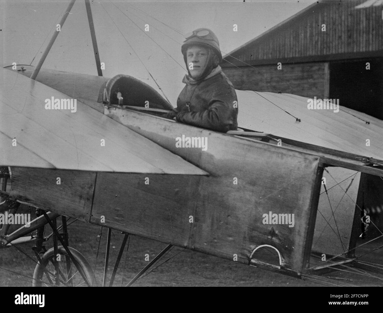 Carpenter Pale Mellblom in the driver's sitting on an airplane, 1910s ...