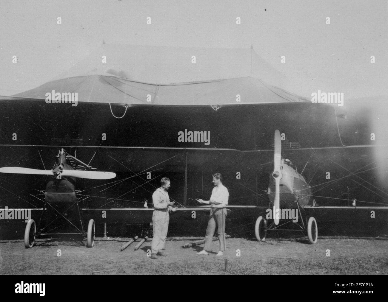 Military aircraft mechanics hi-res stock photography and images - Alamy